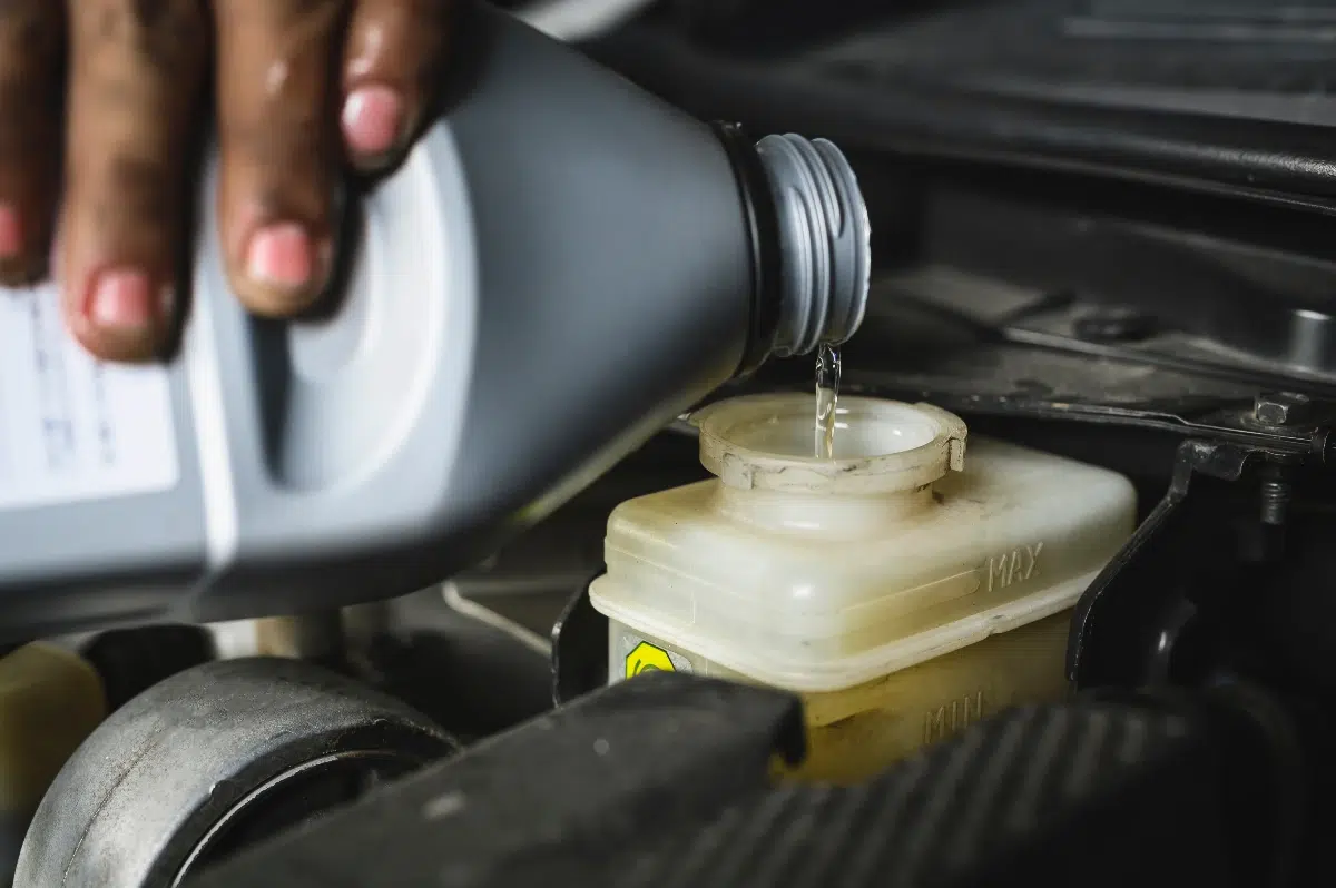 À quoi sert le liquide de frein dans votre voiture? | trajetalacarte.com