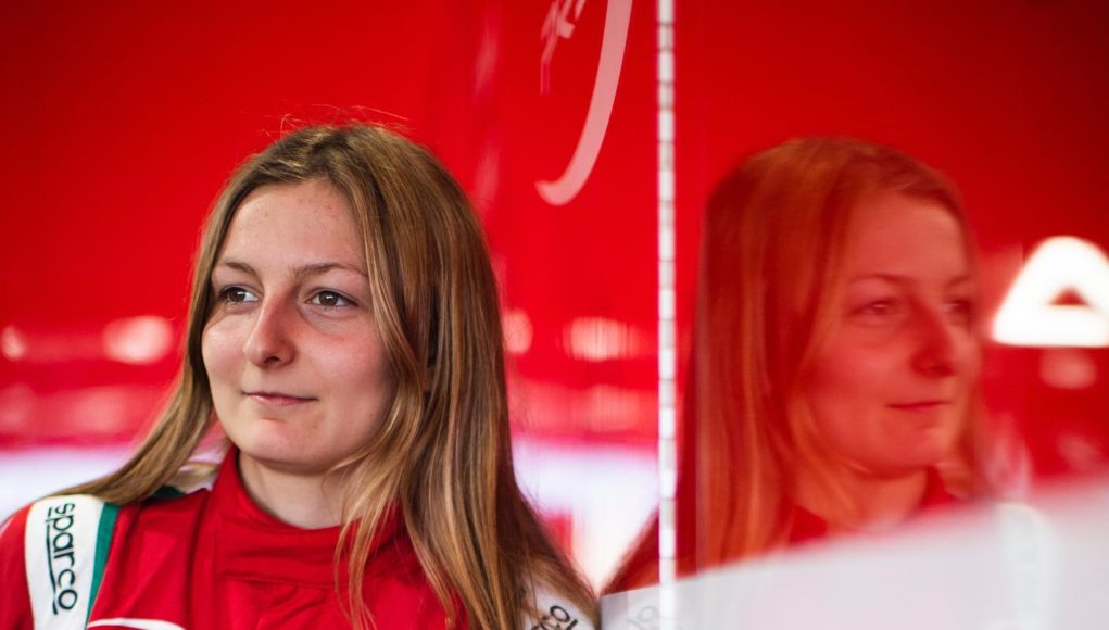 Doriane Pin remporte sans hésitation sa première victoire à la Course 1 ...