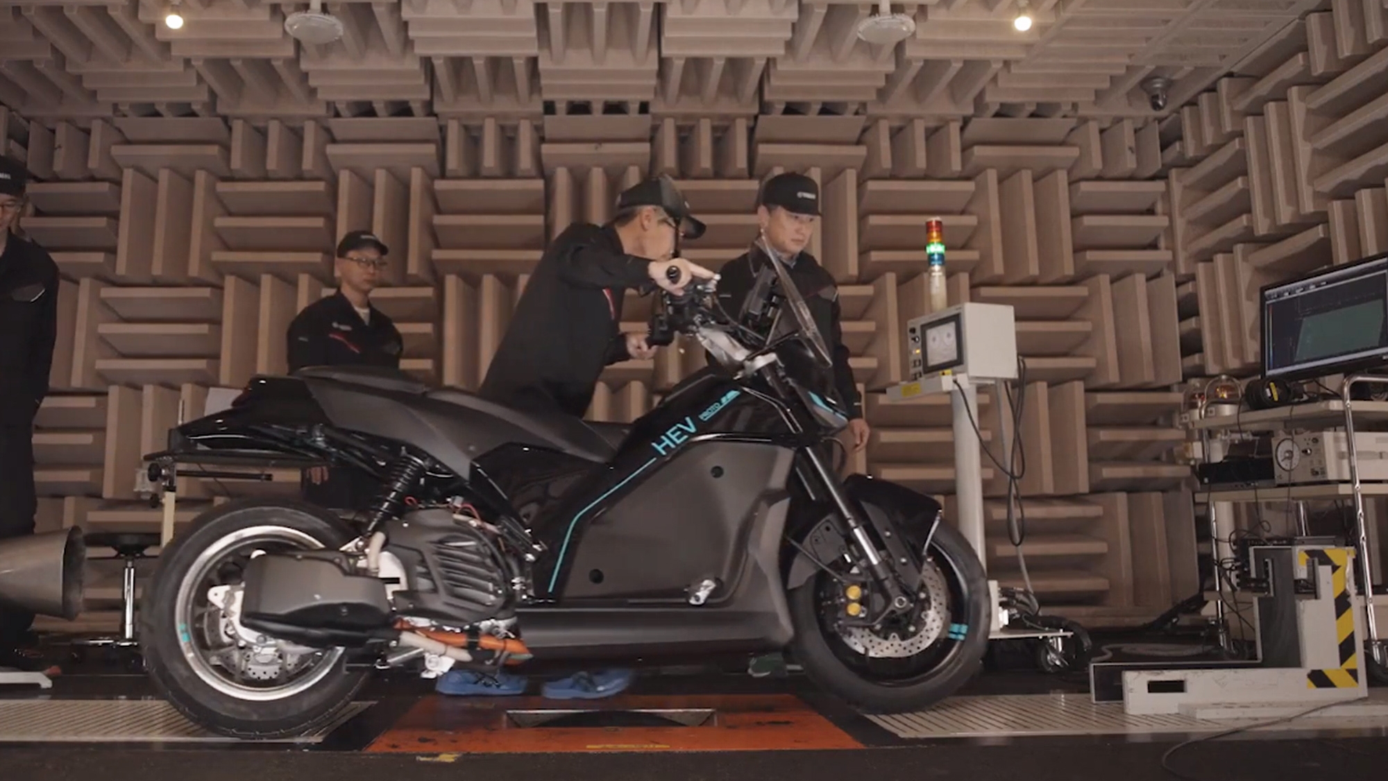 Il s'agit de la première moto hybride de Yamaha avec une technologie ...